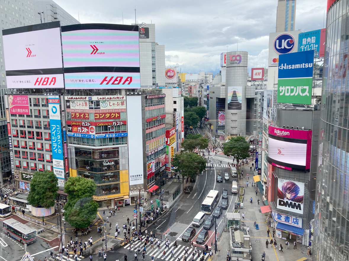 HBAの企業CMが渋谷スクランブル交差点のデジタルサイネージで放映されています。｜ニュース・イベント｜株式会社HBA